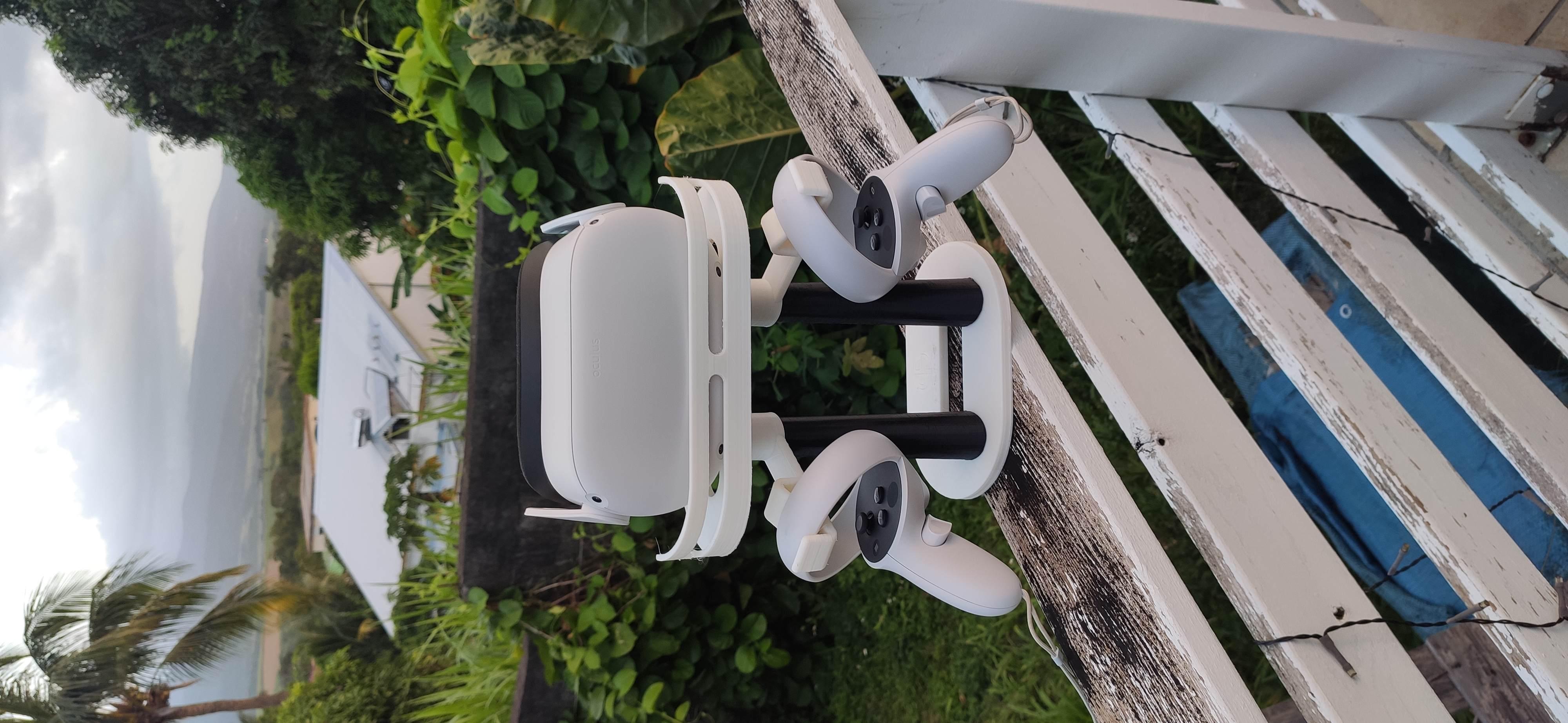 STL file Oculus Quest 2 Stand / Oculus Quest 2 Stand 🕹️・3D printable ...