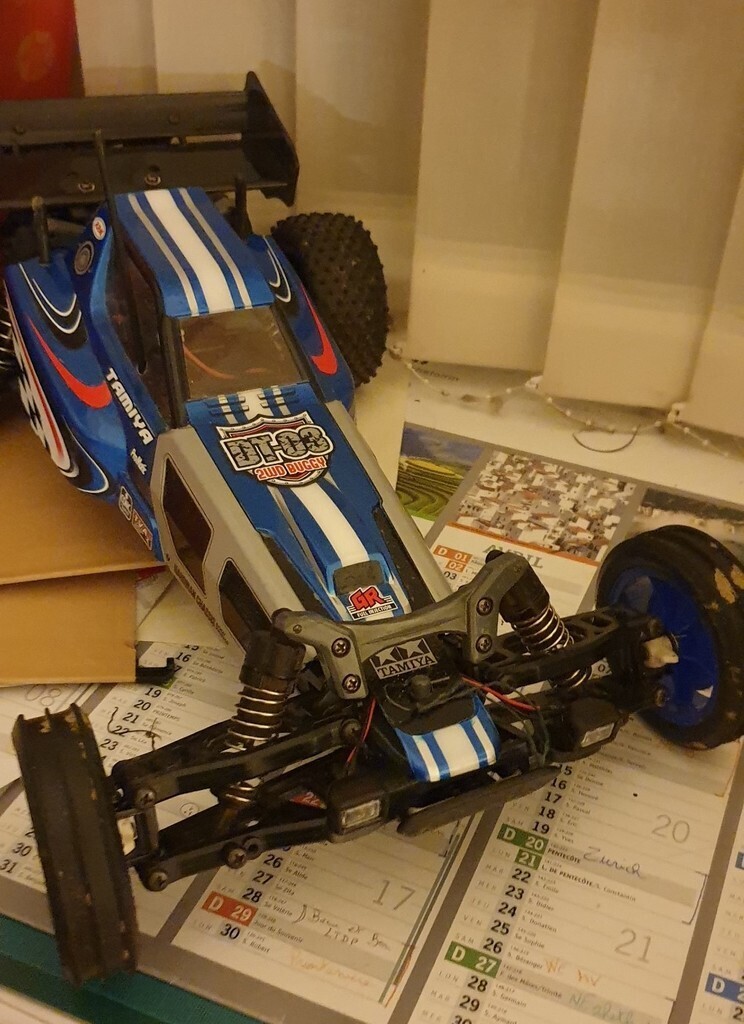 Archivo STL gratuito Tamiya DT03 Soporte de cubos delanteros de Led ...