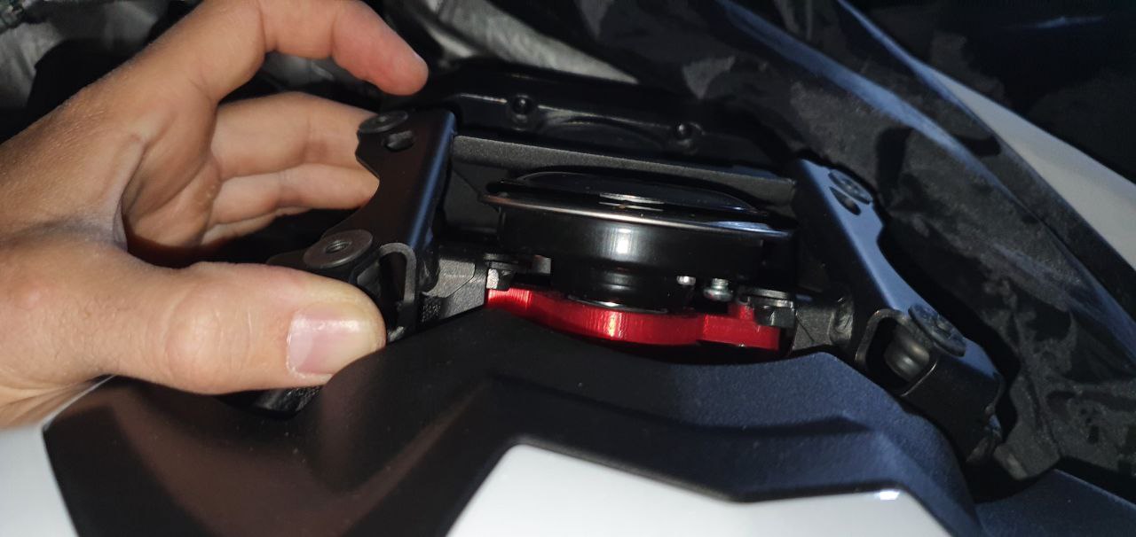 STL file z900 2020/21 mount for horn behind windscreen・3D printable ...