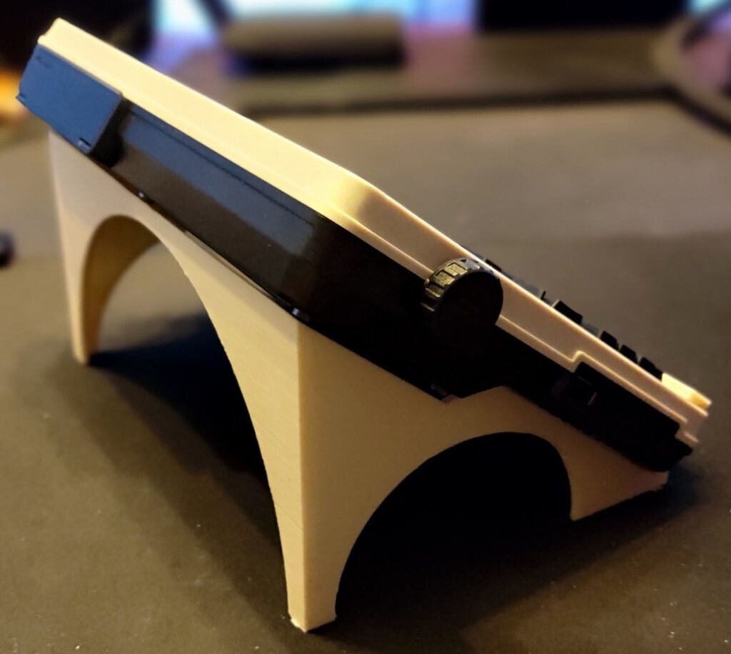 Free STL file ClockworkPi DevTerm Desktop Stand・Model to download and 3D print・Cults