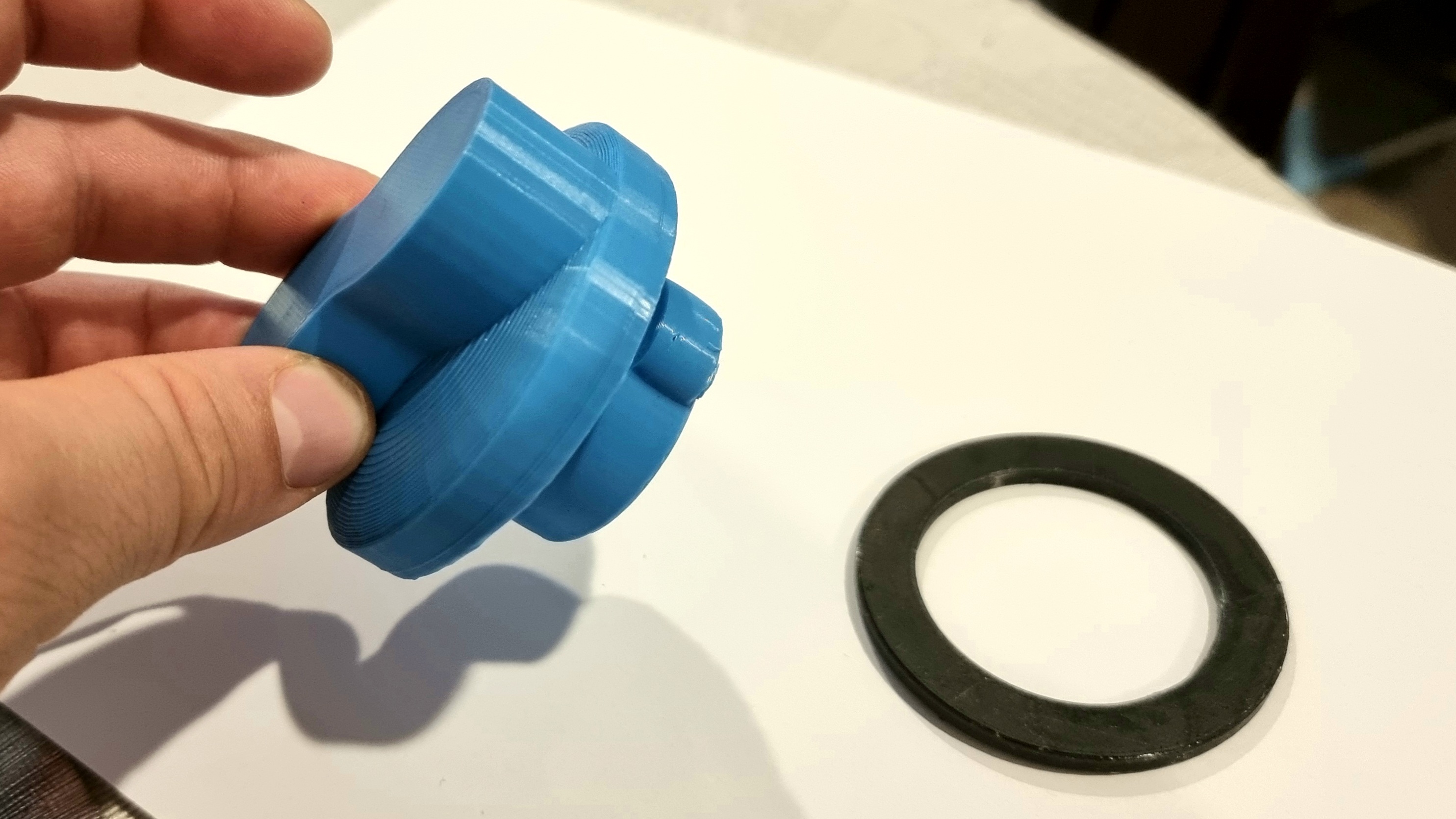 Archivo 3D Tapa de AdBlue・Modelo para descargar e imprimir en 3D・Cults