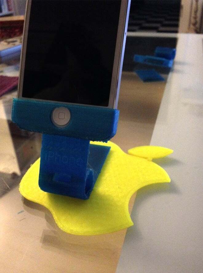 Free STL file iPhone 5 Holder / iPhone 5 Halter・Design to download and ...