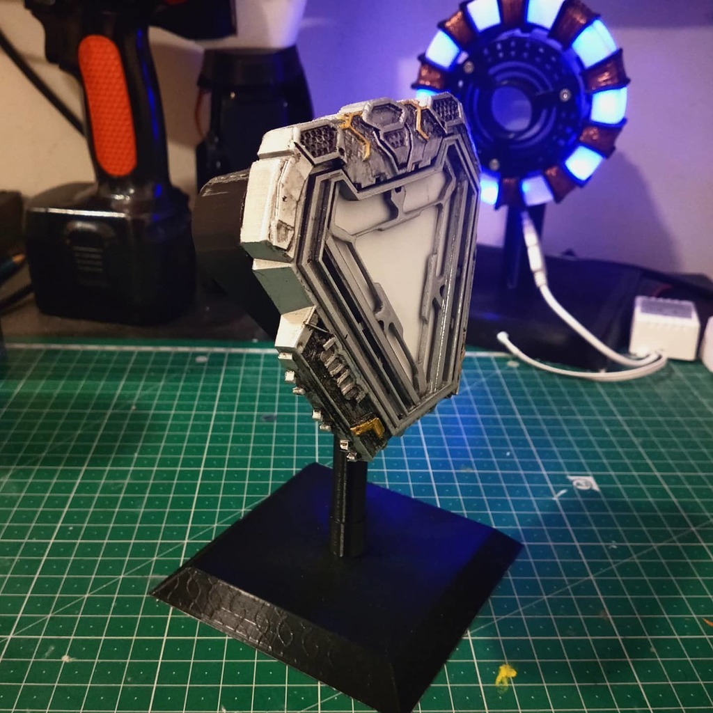 Fichier 3D gratuit iron man mark 85 arc reactor by punished props academy stand 👨・Plan à ...