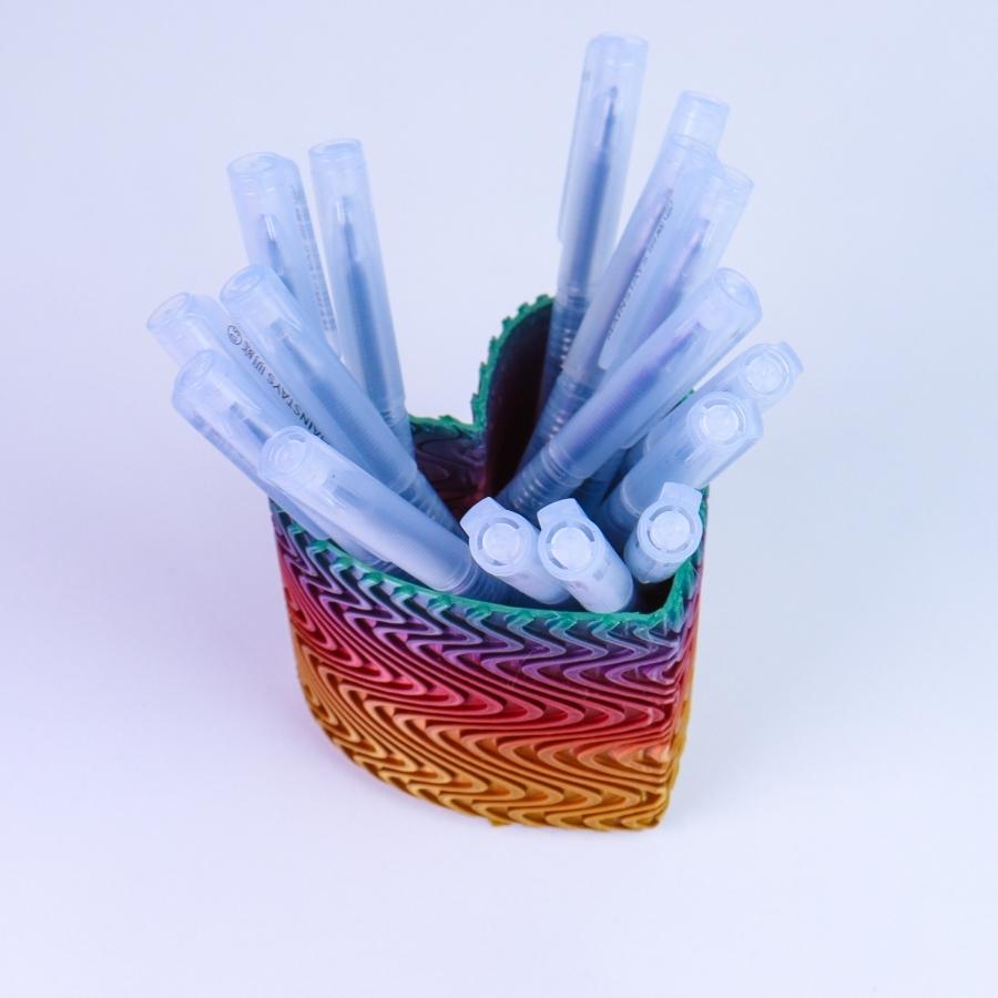 3D file wavy heart pen holder Love gift 💜・3D print model to download・Cults