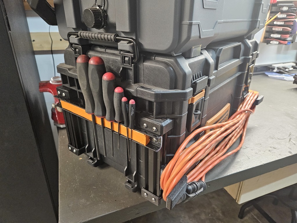 Free 3D file Cord hooks for 2040 extrusion used on a Ridgid toolbox 🧰 ...