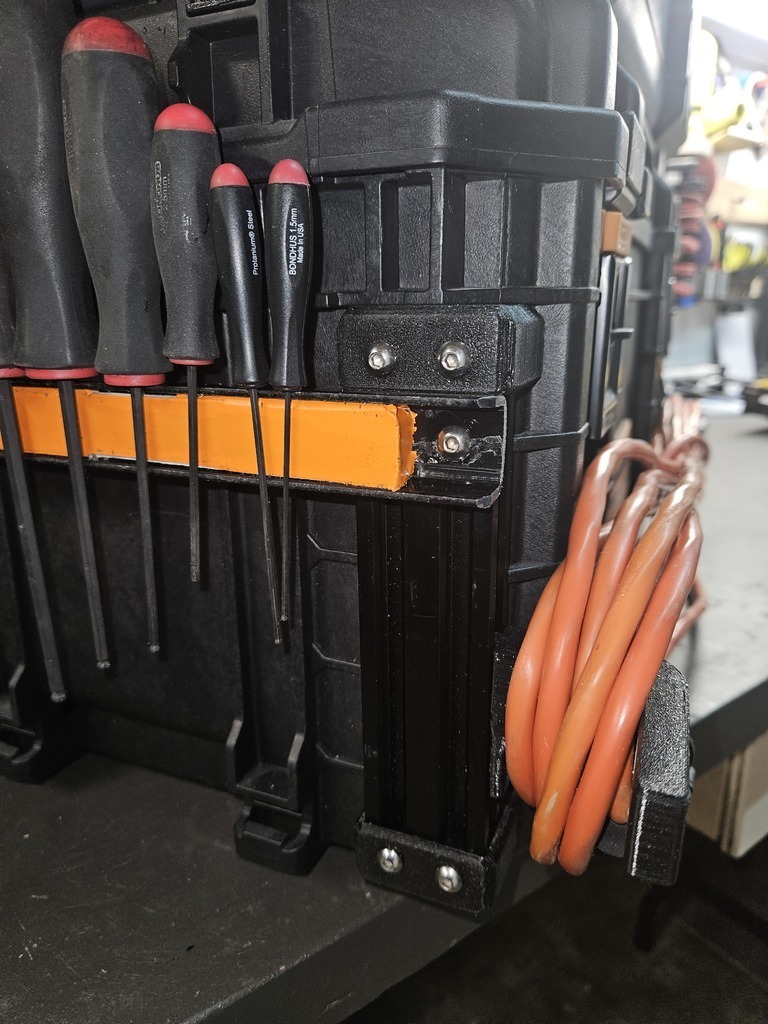Free 3D file Cord hooks for 2040 extrusion used on a Ridgid toolbox 🧰 ...