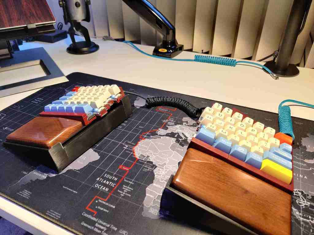 Free STL file 15 Degree Tenting Stand UHK V1・Object to download and to 3D print・Cults