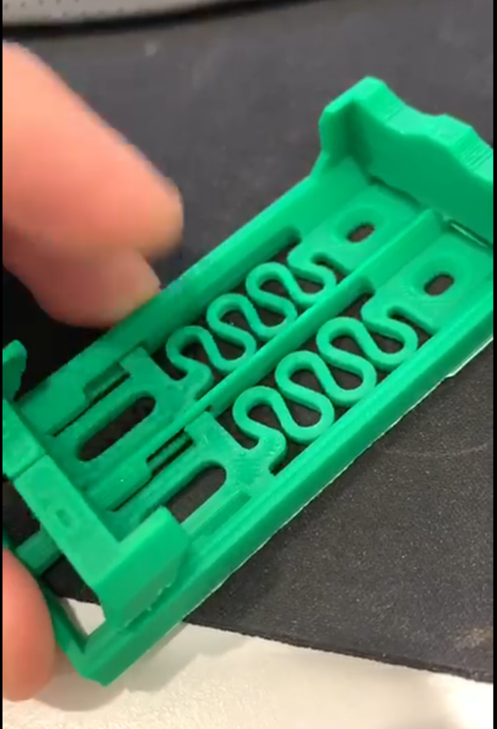 Free 3D file 18650 holders with integrated spring・3D print object to ...