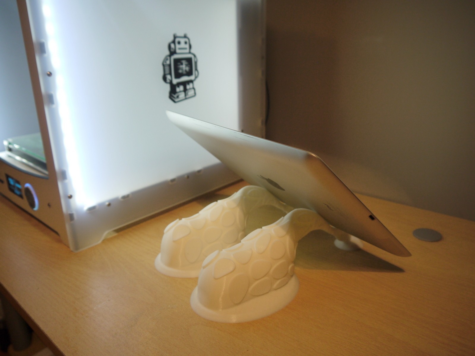 STL file Giraffe Themed Tablet Holder (iPad) 🦒・Model to download and 3D ...