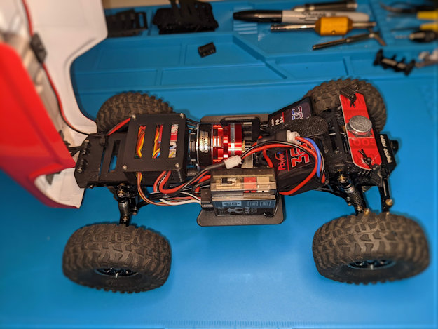 STL file SCX24 Front Shock and Accessory / Battery Mount・3D printable ...