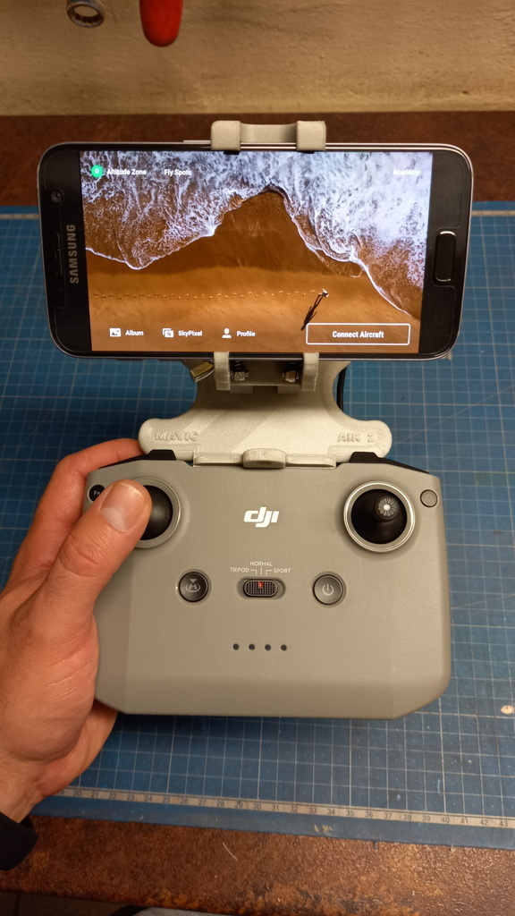 Free 3D file DJI MAVIC AIR 2 Adjustable and automatic phone holder with ...