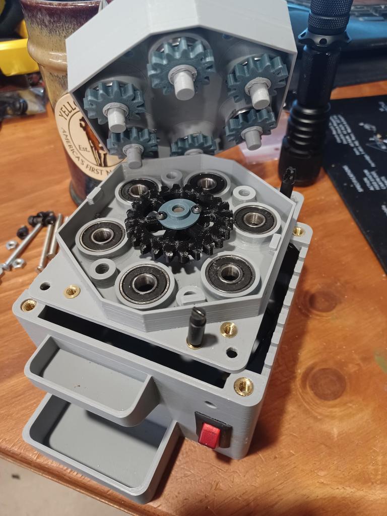 Archivo 3D gratis Estación de 6 puertos Case Prep 👽・Modelo imprimible en 3D para descargar・Cults