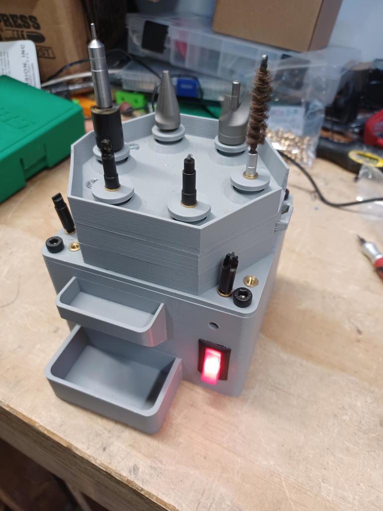 Archivo 3D gratis Estación de 6 puertos Case Prep 👽・Modelo imprimible en 3D para descargar・Cults