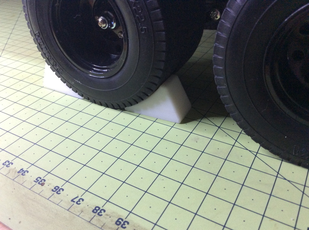 Free 3D file 1/14 scale wheel chock・Template to download and 3D print・Cults