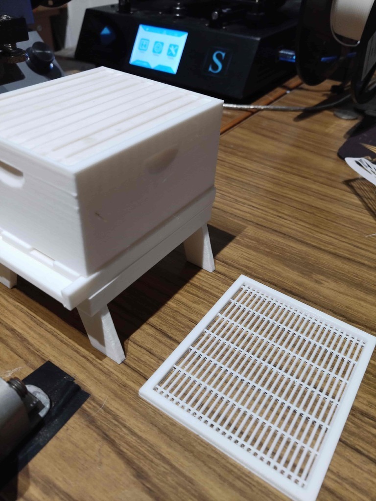 Free 3D file Queen Excluder For Langstroth Beehive 👸・3D printable ...