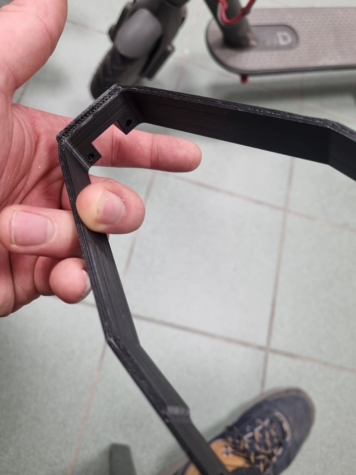 STL file Xiaomi Essential, 1S and Pro2 electric scooter 10" fender support mudguard bracket 10 ...