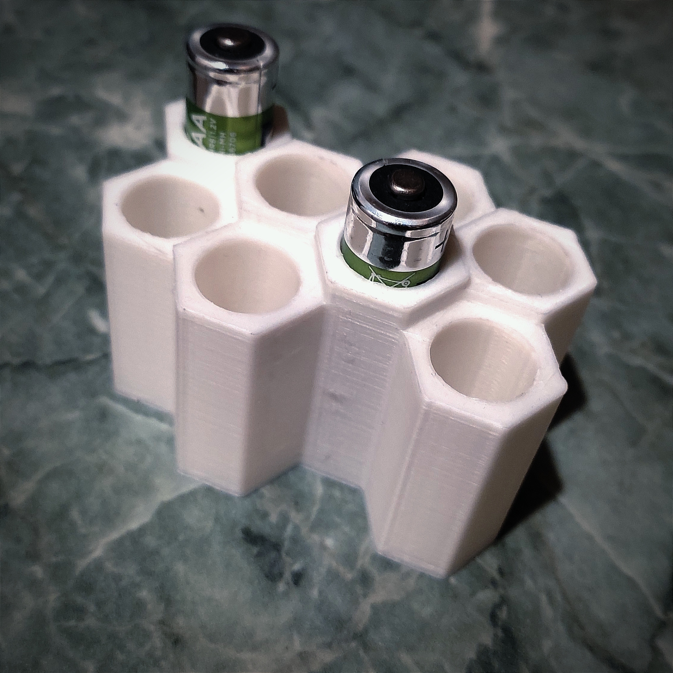 Archivo STL gratis Pila AA de nido de abeja・Modelo para descargar y ...