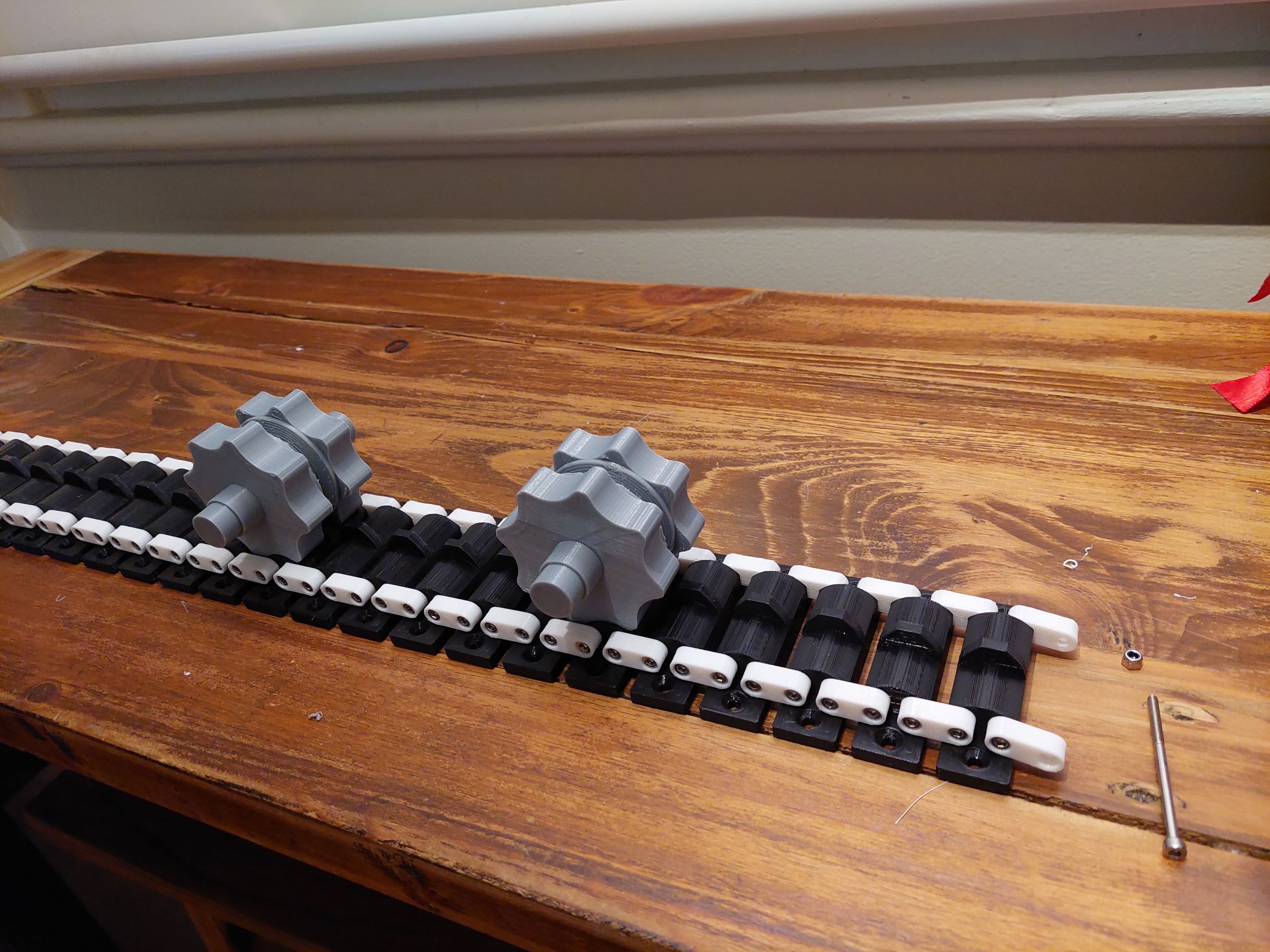 STL file Tracks and Various Sprockets for 3D Printed Robot 🛤️・3D print ...