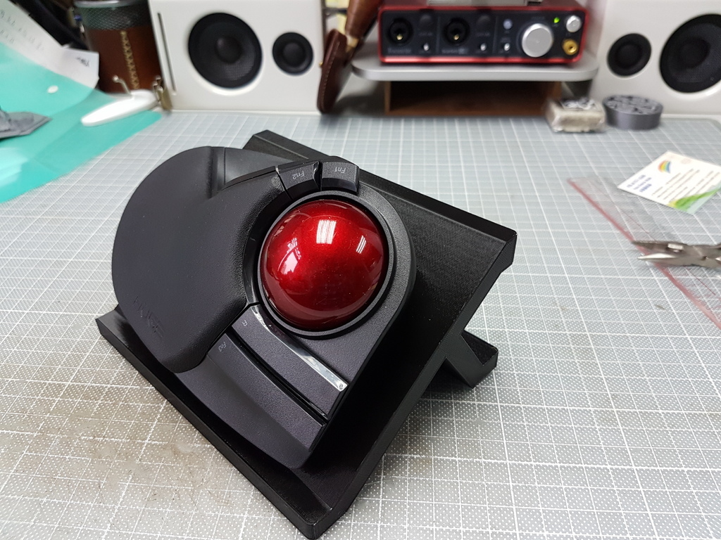 Fichier 3D gratuit Support de trackball ergonomique à angle pour Elecom ...