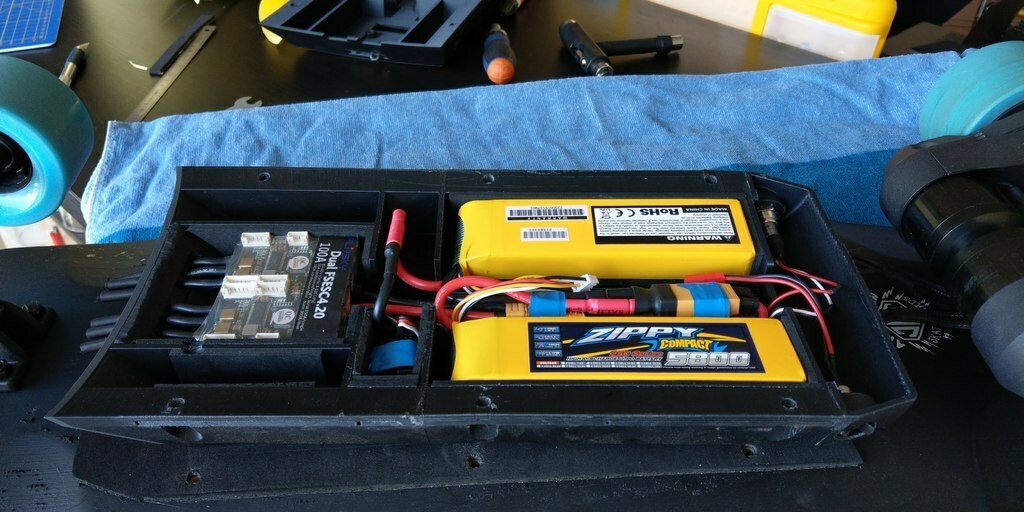 Бесплатный 3D файл Корпус Esk8 для 2x3s Zippy 5800 и Dual Flispky 4.2 ...