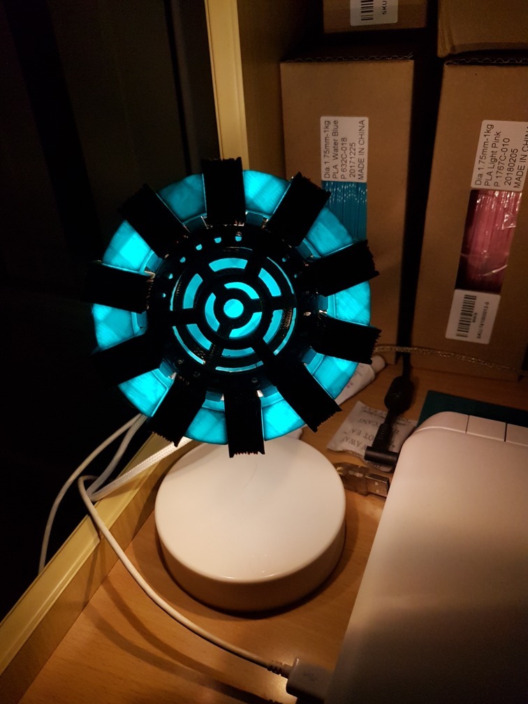 Free 3D file Stark Industries Mk1 Arc Reactor - Night light with base ...