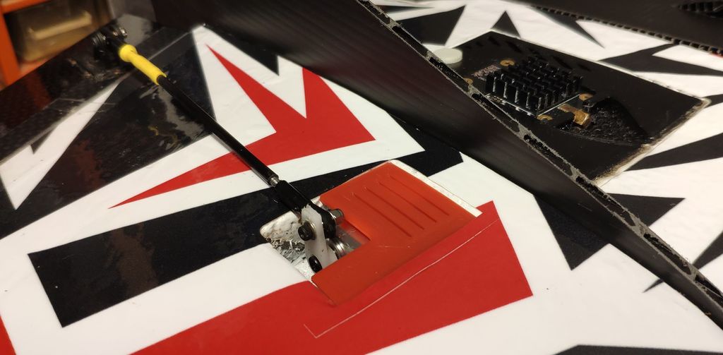 Бесплатный 3D файл Крышка сервоотсека Mini Drak・План 3D-печати для ...