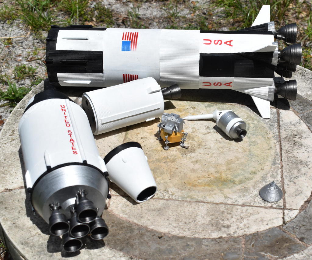 Free 3D file Saturn V Rocket 🚀・3D printer model to download・Cults