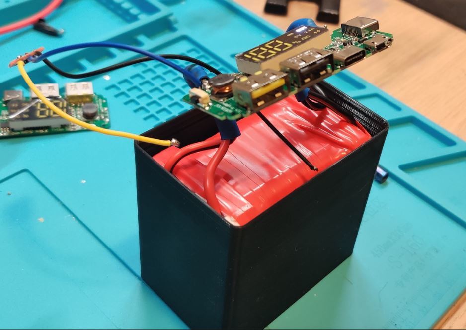 Бесплатный 3D файл USB Power bank на базе корпуса MakerHawk 18650-Board ...