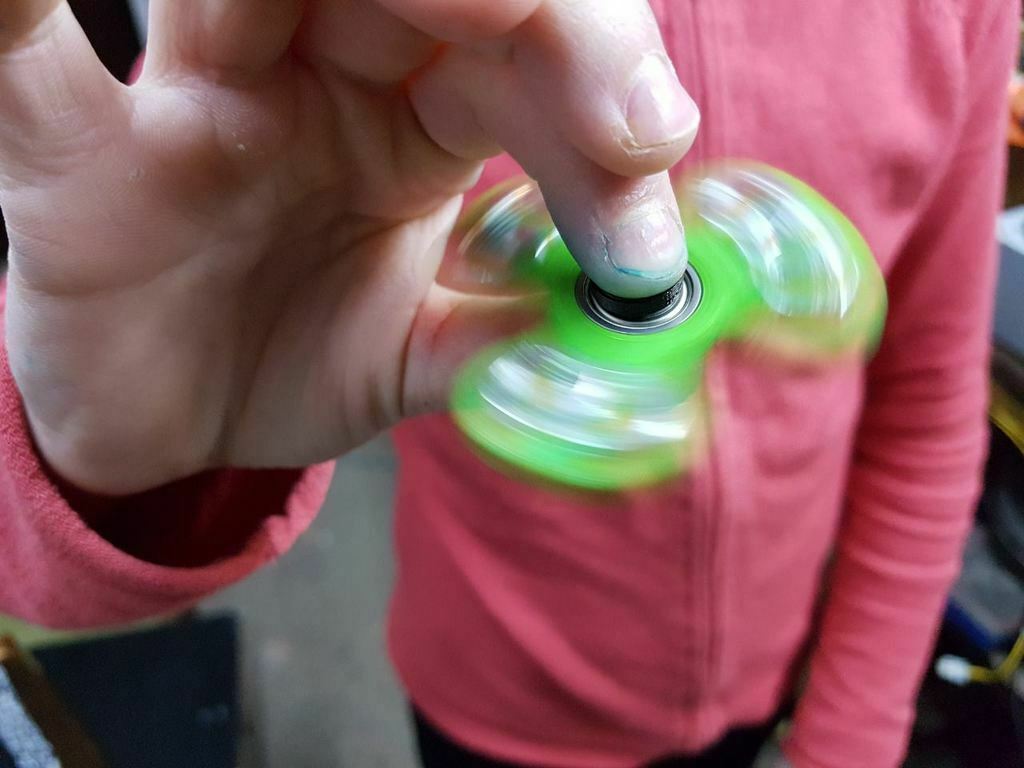 Free 3D file Fidget toy-bearing spinner 4 small hands・3D printing ...