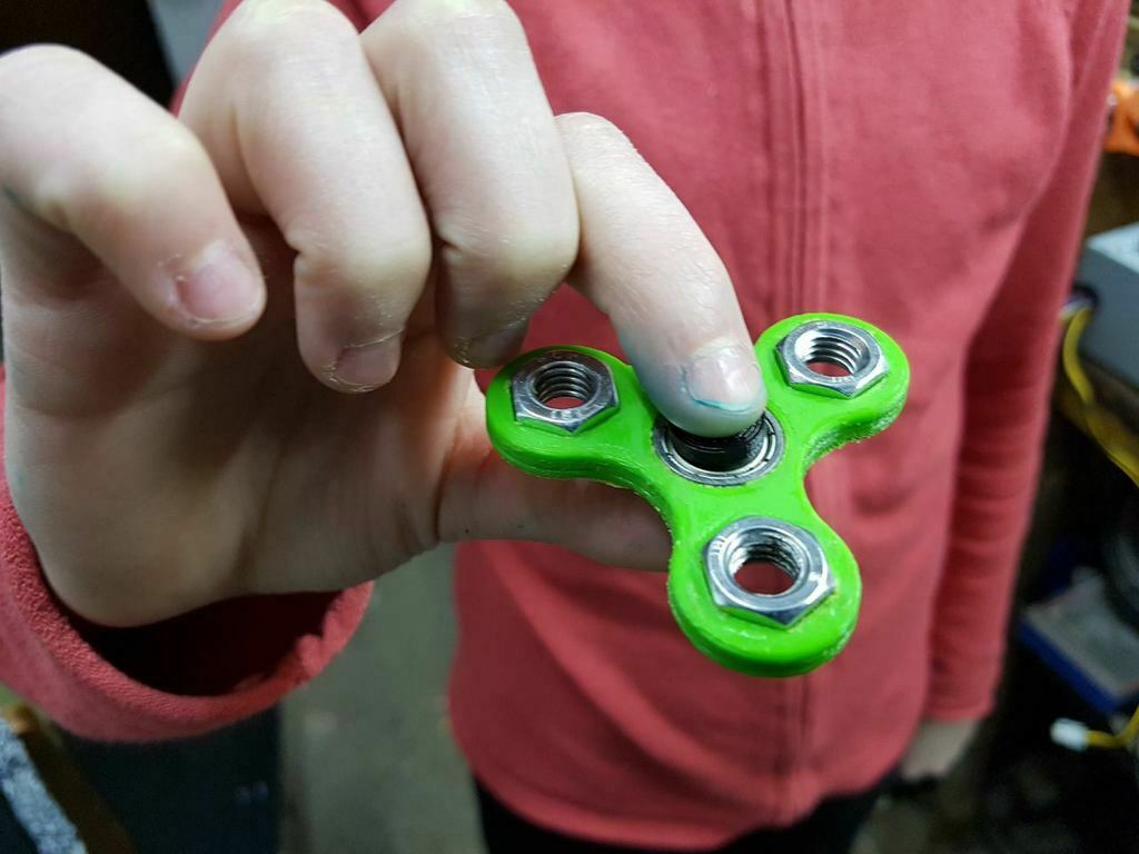 Free 3D file Fidget toy-bearing spinner 4 small hands・3D printing ...