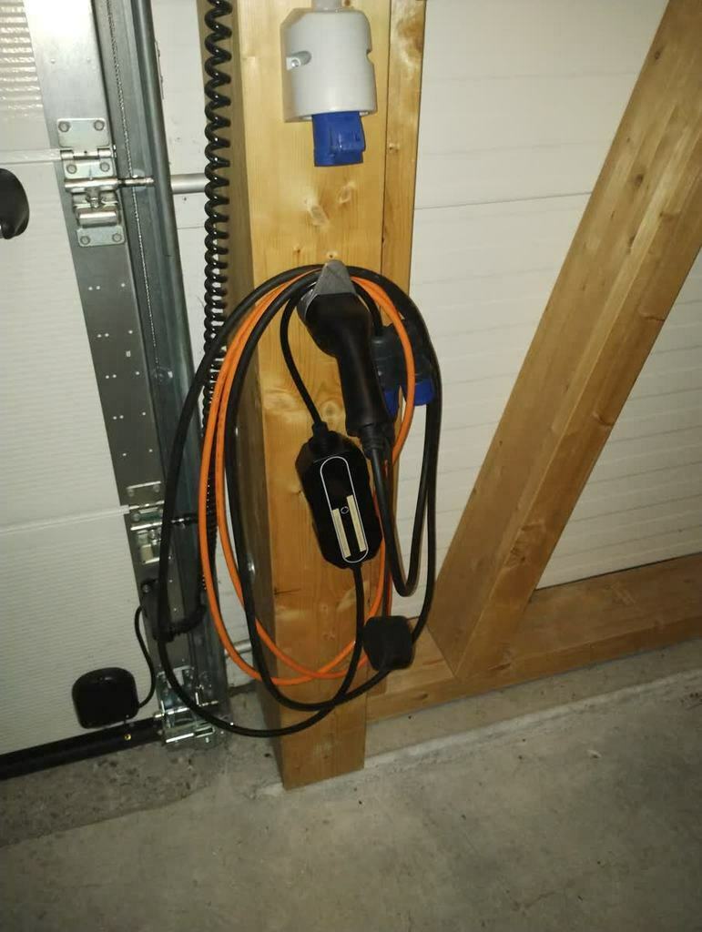 Free 3D file EVSE wall mount・Template to download and 3D print・Cults