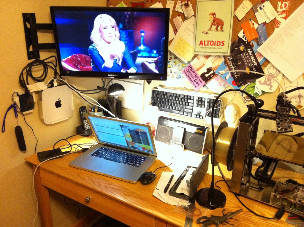 Free 3D file Keyboard Wall Mount・Object to download and to 3D print・Cults