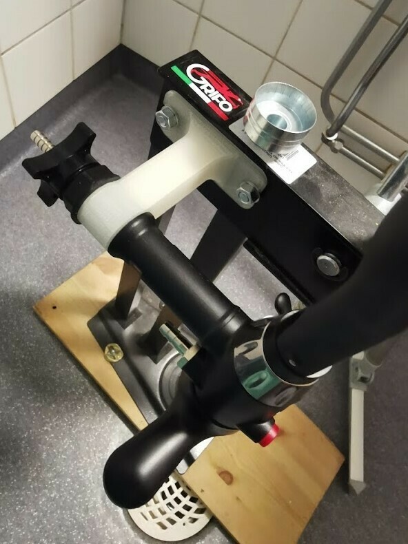 Free 3D file Bracket to mount iTap bottle filler on Grifo capper.・3D ...