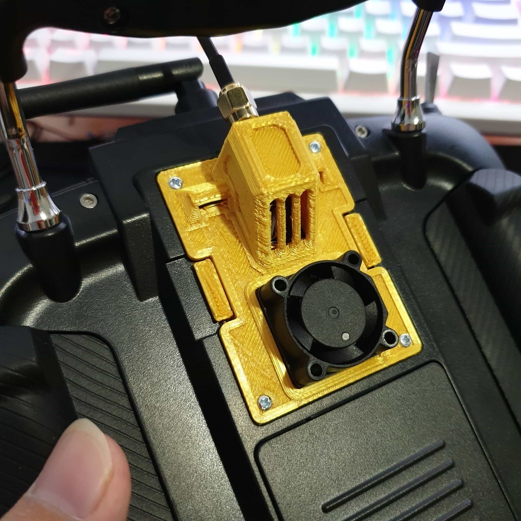 Бесплатный 3D файл Крышка отсека ExpressLRS JR с 25мм вентилятором мод ...