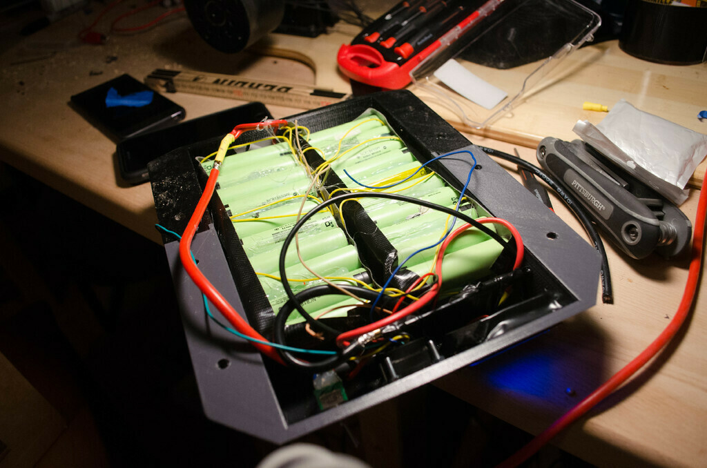 Archivo 3D gratis Carcasa de batería de monopatín eléctrico con ...