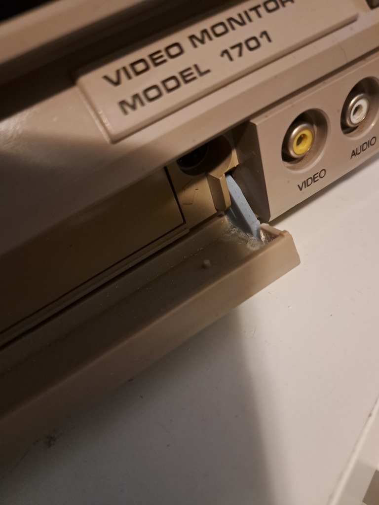 Free 3D file Commodore 1701/1702 Monitor Door Hinge 🚪・3D printable object to download・Cults