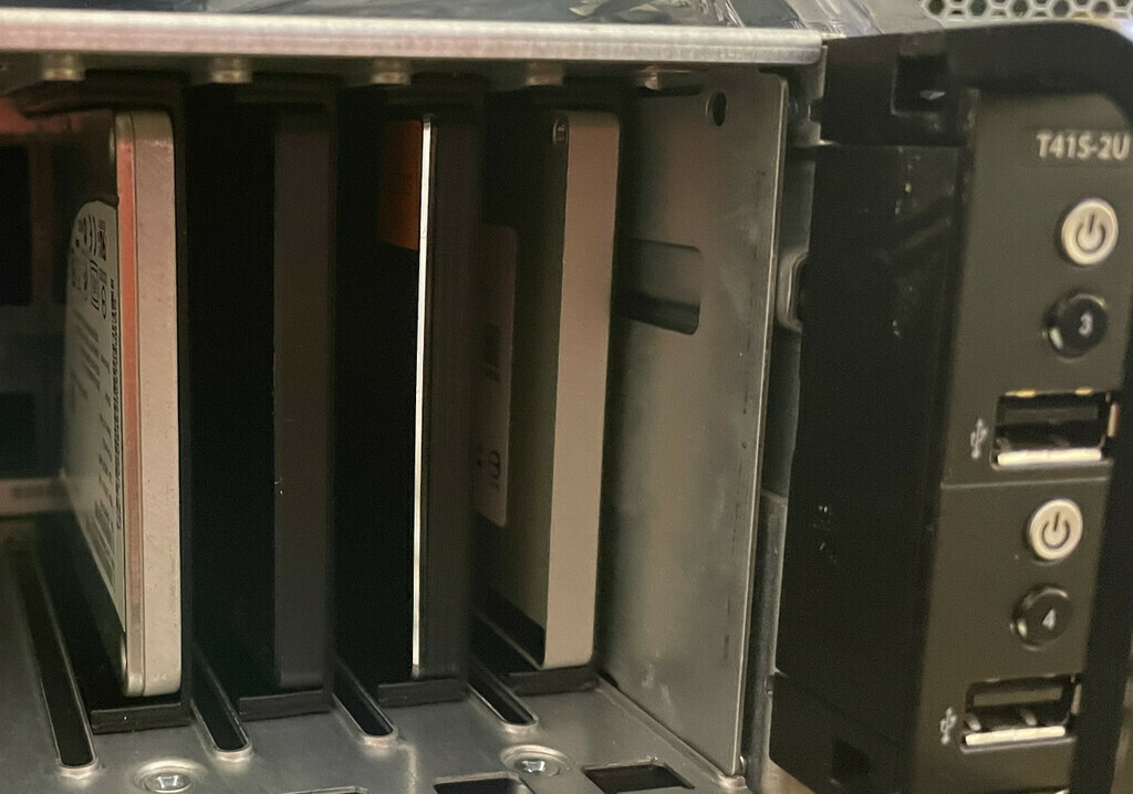 Free 3D file Quantaplex T41S-2U 2.5" Drive Caddy・3D printing idea to ...