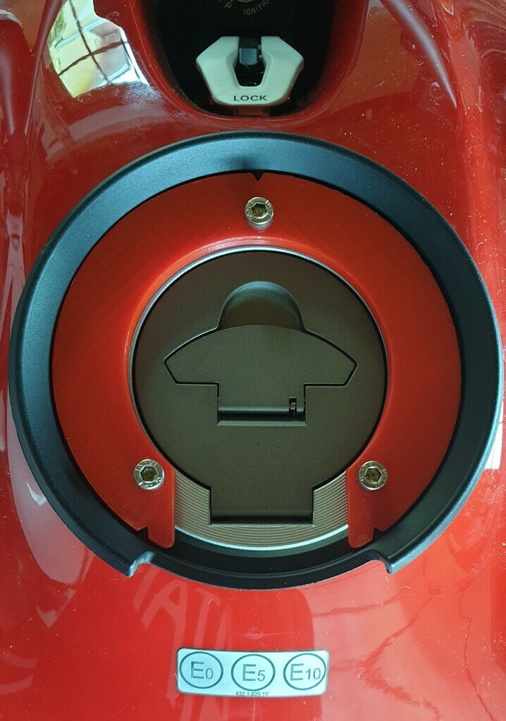 Free 3D file Mounting the Givi adapter to Ducati・Model to download and ...