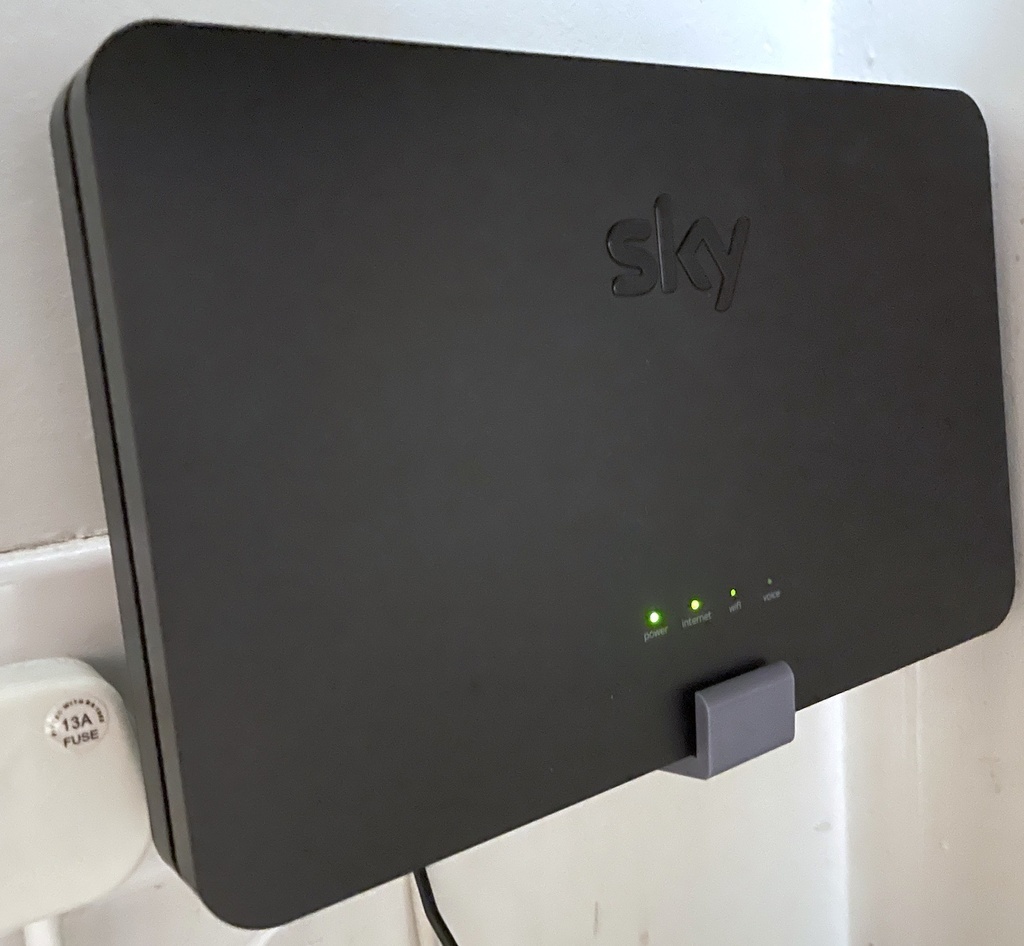 Archivo 3D gratis Soporte de pared para router Sky・Diseño imprimible en ...