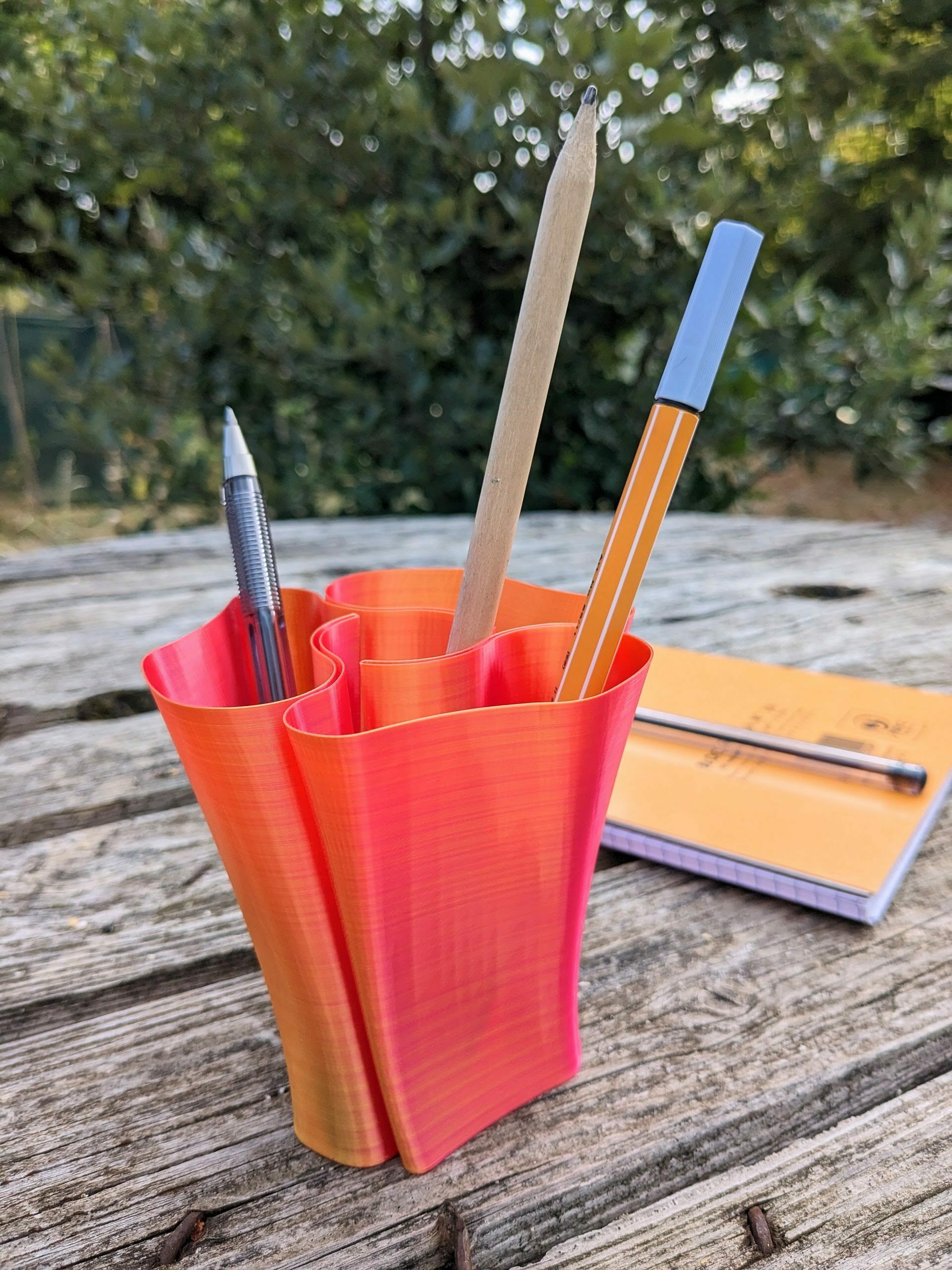 Fichier STL gratuit Porte-stylos-Trois pétales Twist・Plan à télécharger ...