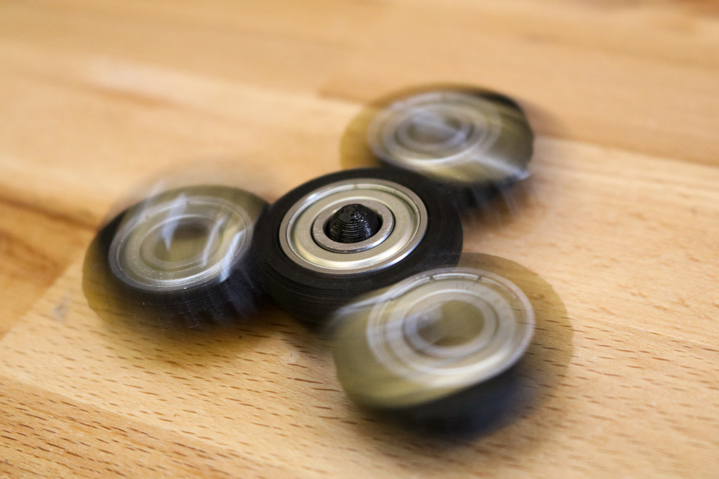 Archivo 3D gratuito EDC Tri Spinner lineal moleteado con tapa de ...