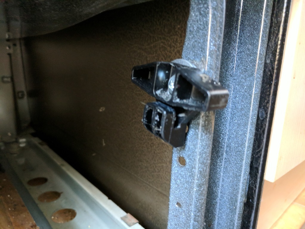 Free 3D file Whirlpool GR563LXSS storage drawer brackets・3D printing ...