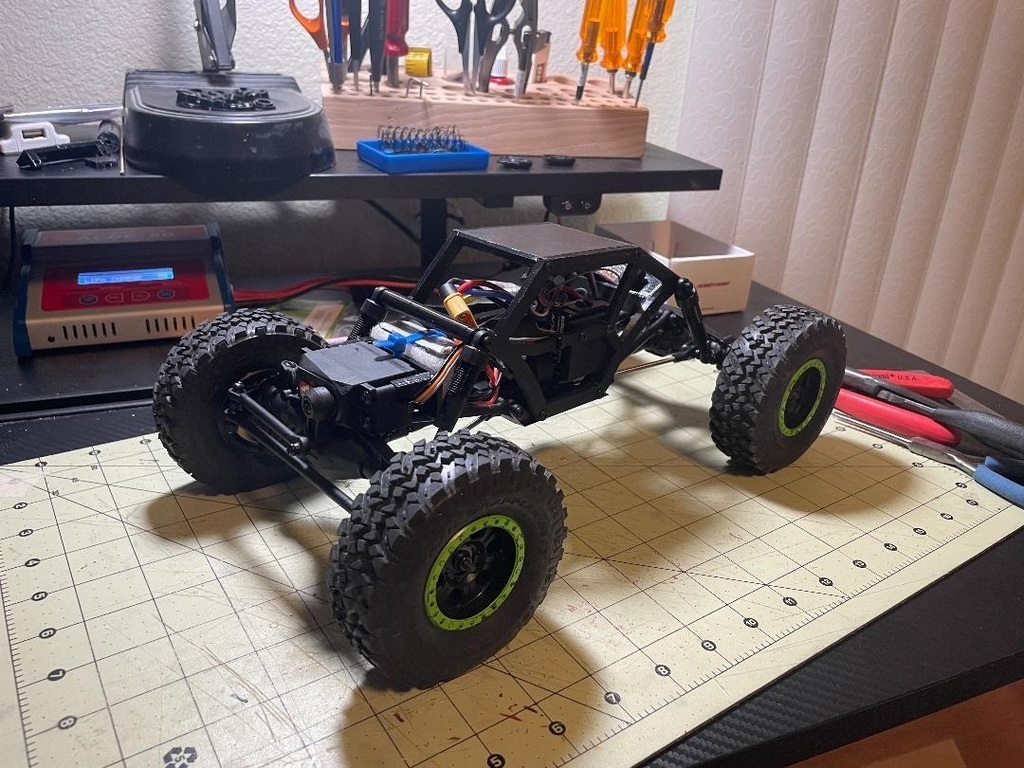 Free 3D file Axial UTB18 chassis・3D printing idea to download・Cults