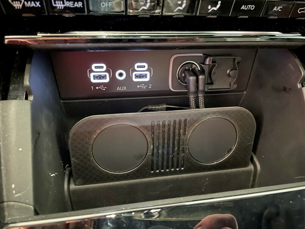 Archivo 3D gratis 2022+ Cargador inalámbrico para el Jeep Grand ...