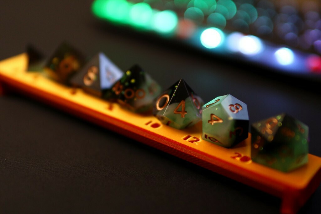 Free 3D file DnD Dice Display with d value 🎲・3D printable object to ...