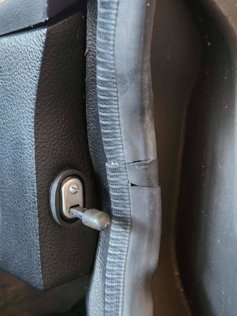 Free STL file DeLorean Door Switch Bracket・3D printing template to download・Cults