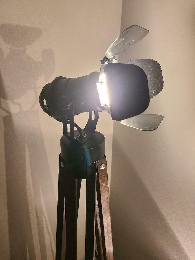 Free 3D file Tripod Industrial Cinema Lamp・3D print model to download・Cults