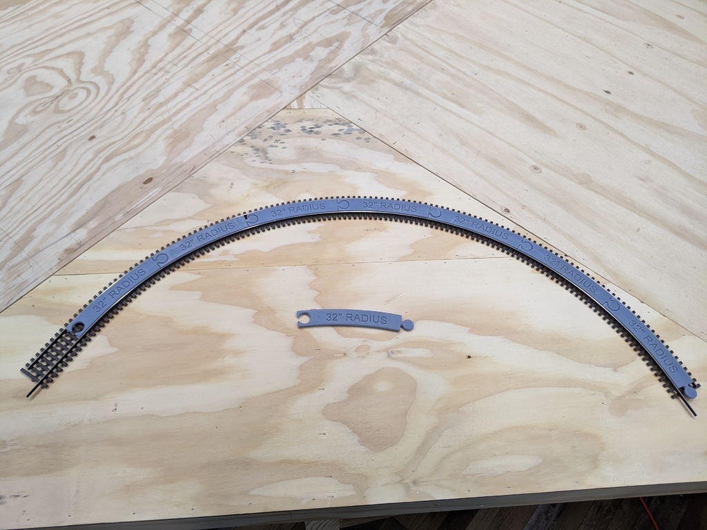 Free 3D file S Scale Flextrack 32" Radius Guide・3D printer design to ...