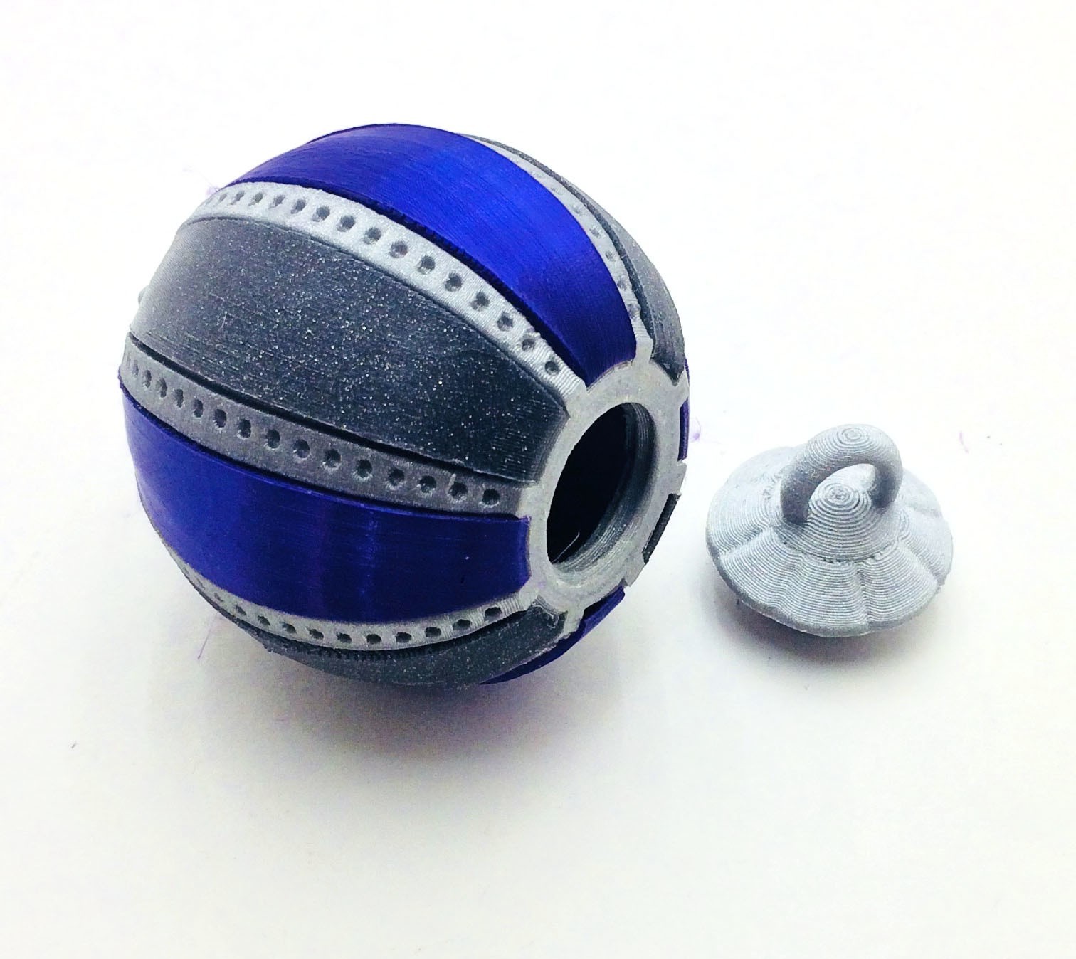 Free STL file Christmas Tree Bauble (with secret compartment) 🎄・3D ...