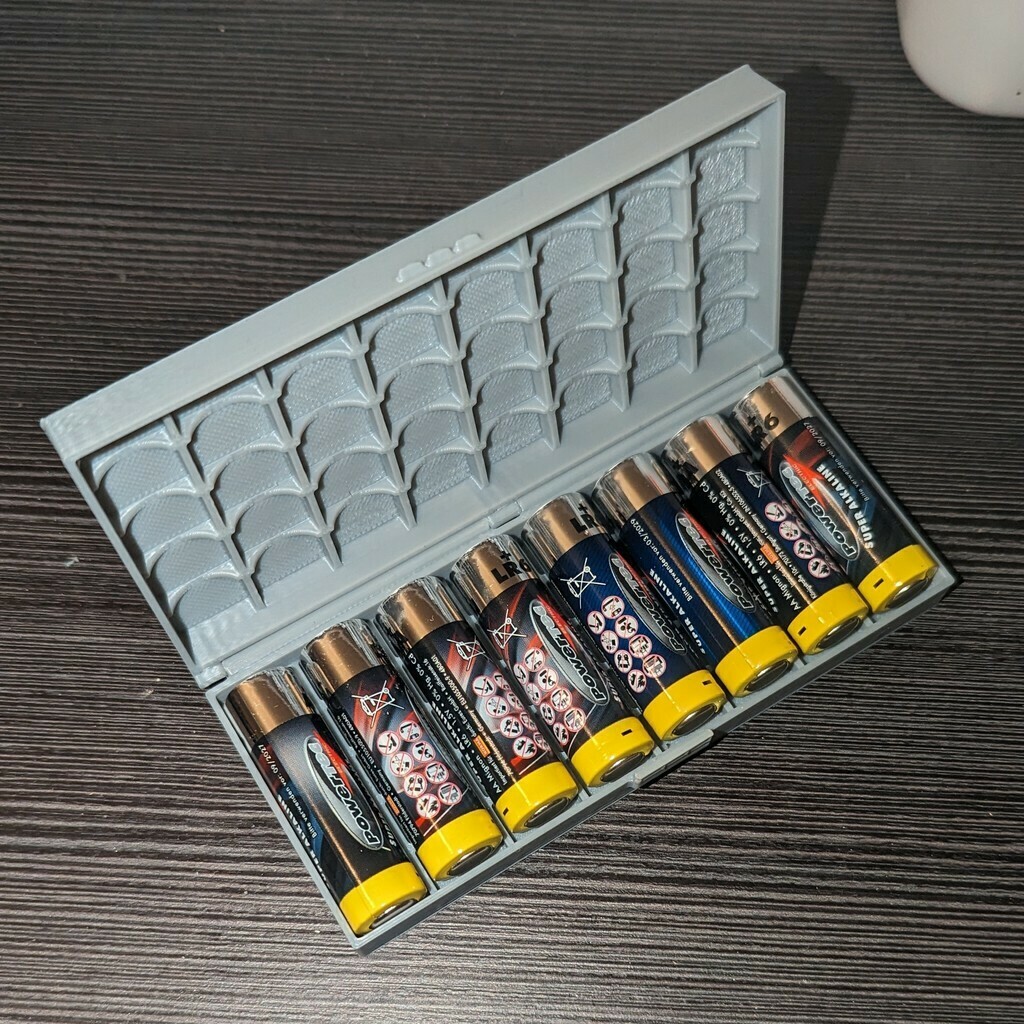 Fichier STL gratuit R6 / AA Battery Box - Hinge Print in Place 🔋・Objet ...